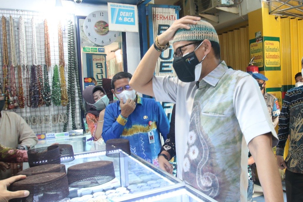 Kunjungi Pertokoan CBS, Sandiaga Uno Borong Aksesoris Khas Martapura ... Kunjungi Pertokoan CBS, Sandiaga Uno Borong Aksesoris Khas Martapura ...