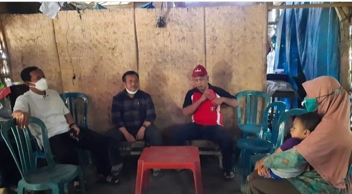 Guru Honorer Yang Tinggal Satu Atap Dengan Kambing Dibantu Pemkab Ngawi ... Guru Honorer Yang Tinggal Satu Atap Dengan Kambing Dibantu Pemkab Ngawi ...