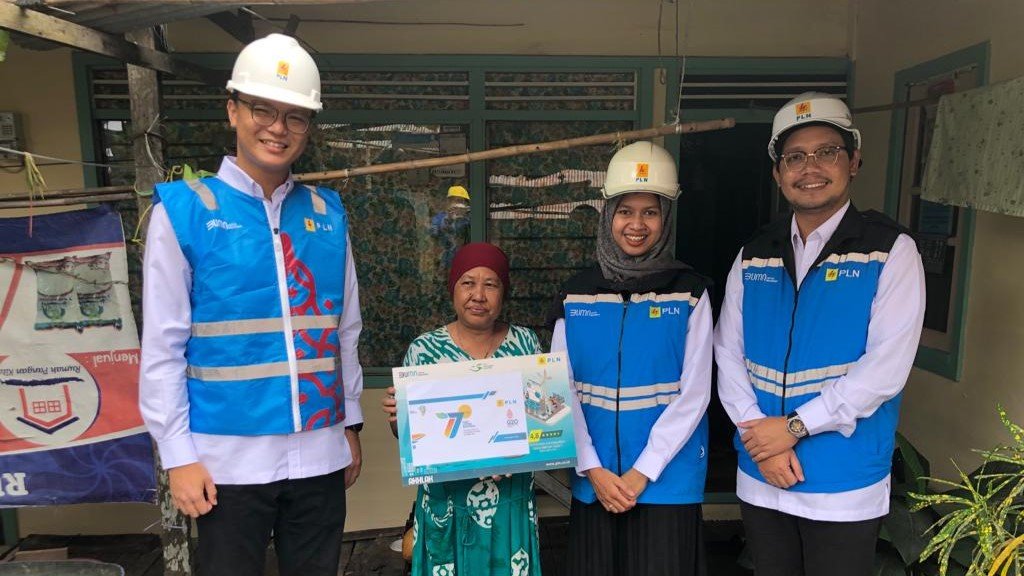 Hari Listrik Nasional, PLN Hadiahi Kado Manis Untuk 77 Kepala Keluarga ... Hari Listrik Nasional, PLN Hadiahi Kado Manis Untuk 77 Kepala Keluarga ...
